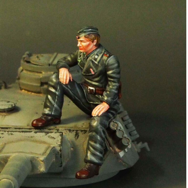 GER002 German Tank Crew Sitting on tank – Eagle Design