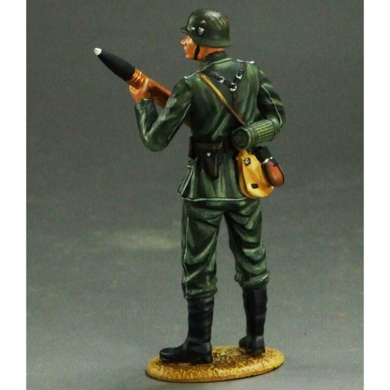 GER011 ww2 German artillery crew holding shelL – Eagle Design