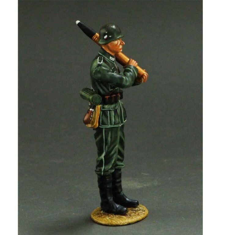 GER012 WW2 German Artillery crew with shell on shoulder – Eagle Design