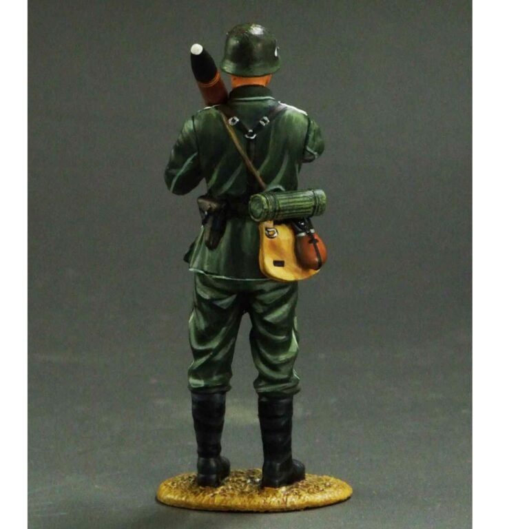 GER012 WW2 German Artillery crew with shell on shoulder – Eagle Design
