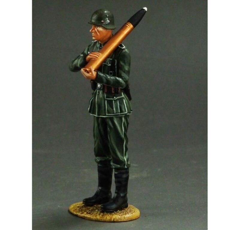 GER012 WW2 German Artillery crew with shell on shoulder – Eagle Design
