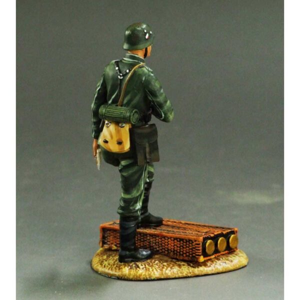 GER014 German artillery officer with binocular and map – Eagle Design