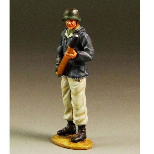 GER017 ww2 German artillery crew holding shell in winter uniform ...