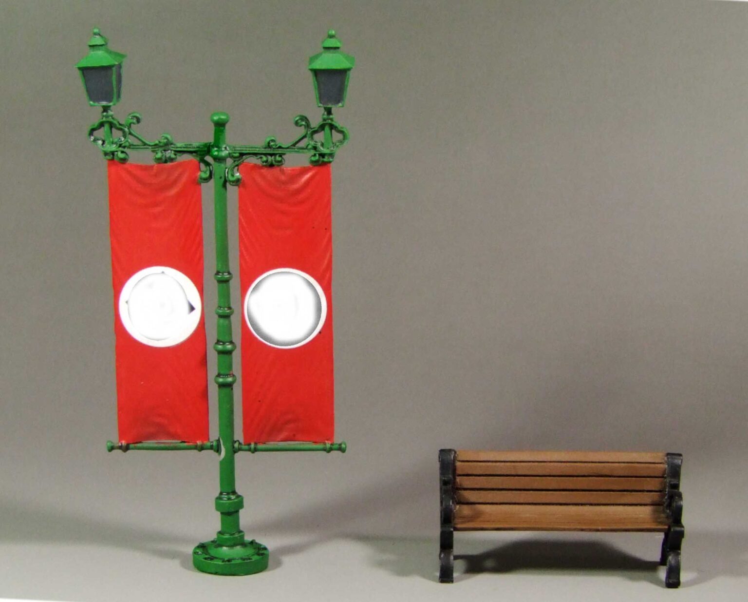 1/30 painted metal lampost and bench – Eagle Design